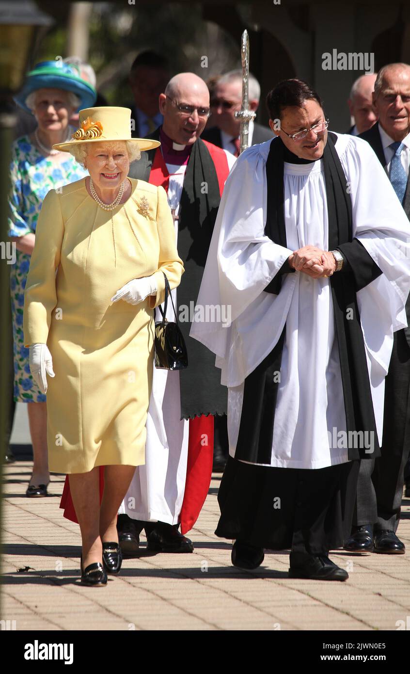 Queen Elizabeth II and Right Reverend Stuart Robinson, Bishop of ...