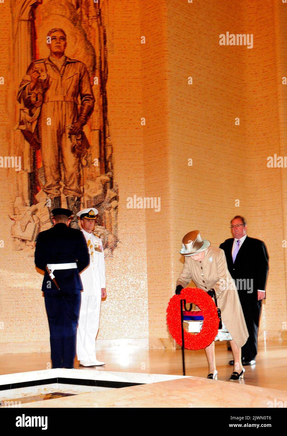 HRH Queen Elizabeth visits the Australian War Memorial and lays a ...