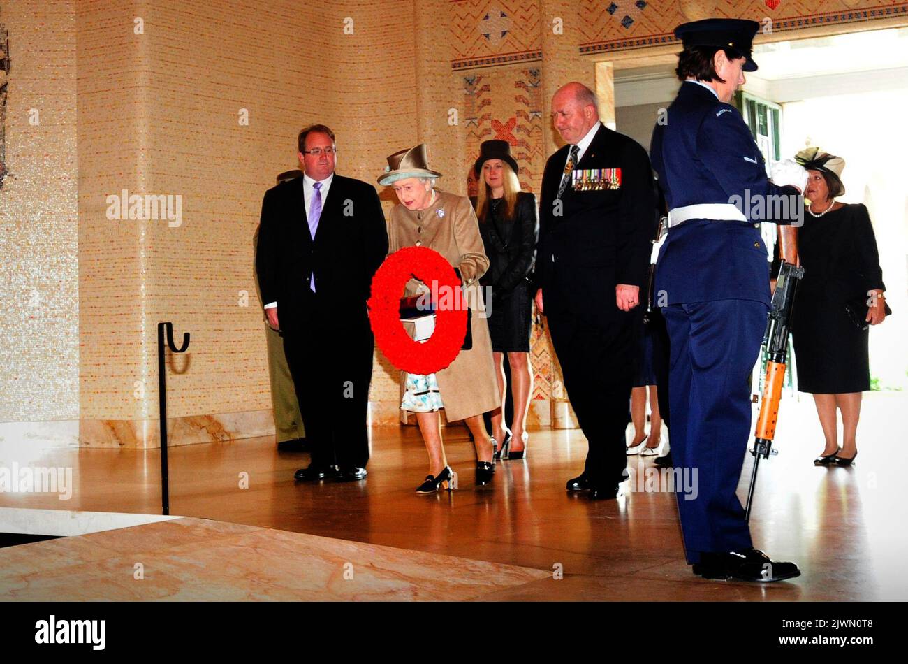 HRH Queen Elizabeth visits the Australian War Memorial and lays a ...