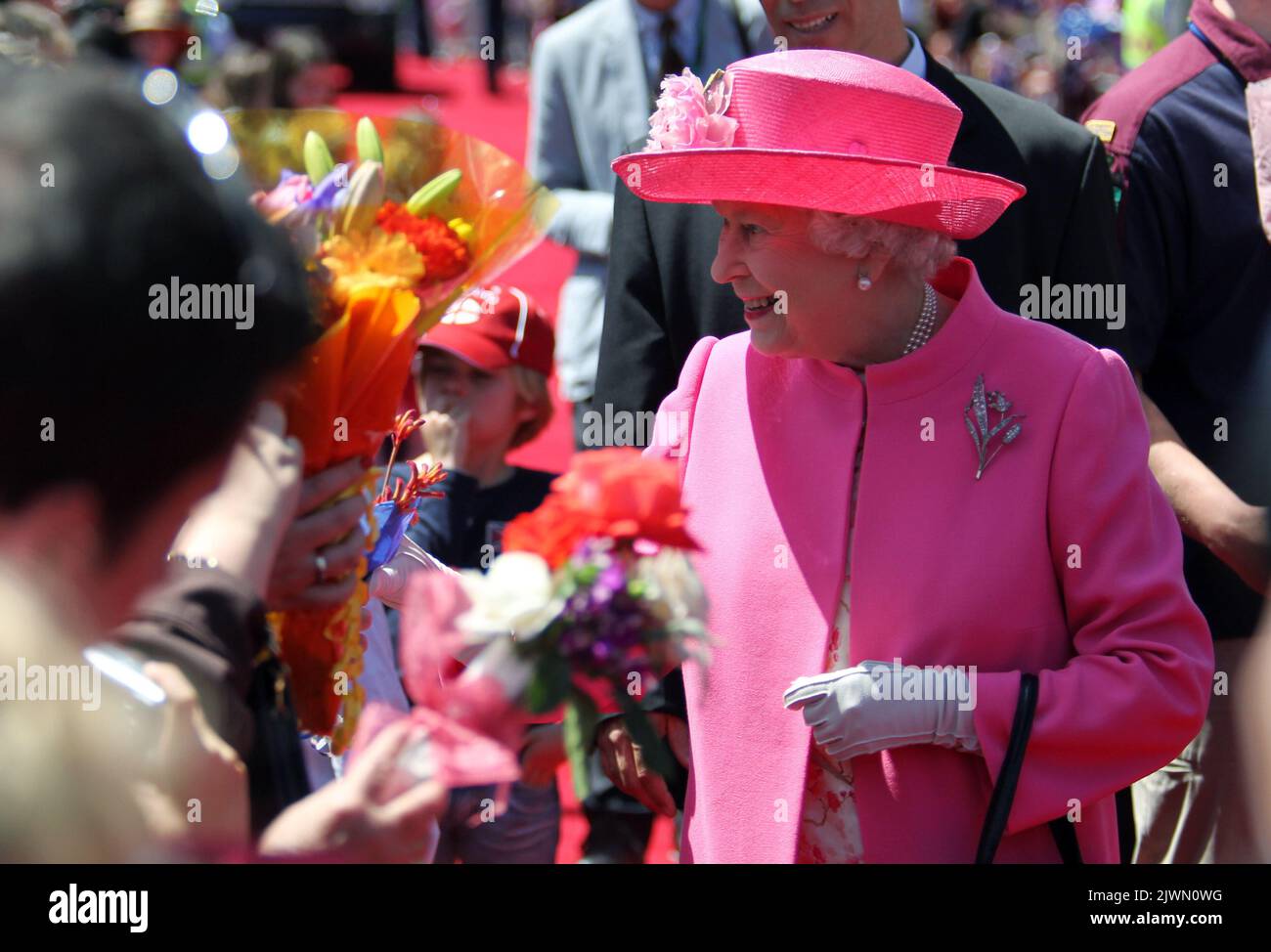 Queen Elizabeth II greets a large crowd in Melbourne's Federation ...