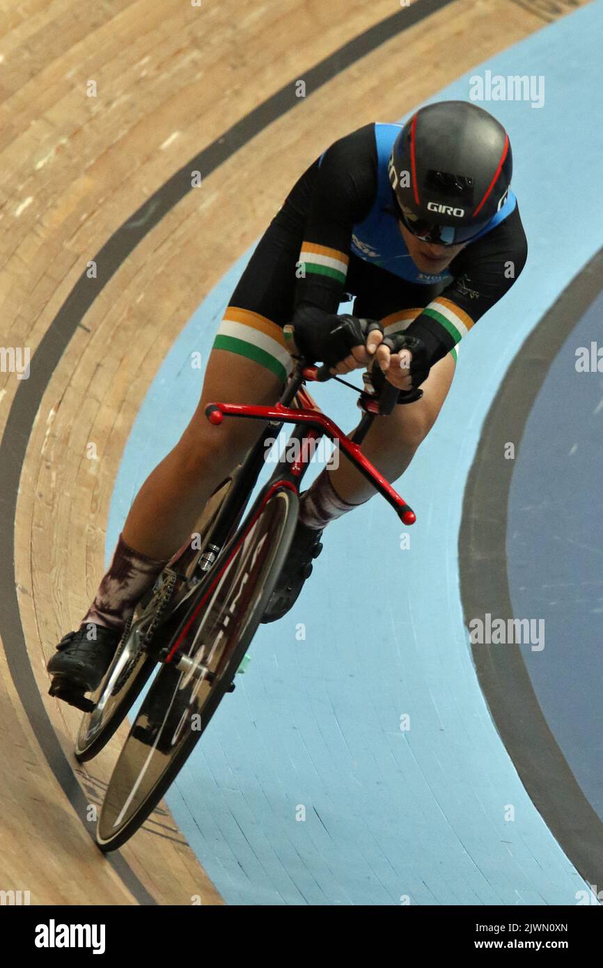 Meenakshi MEENAKSHI of India in the women's 3000m Individual Pursuit ...