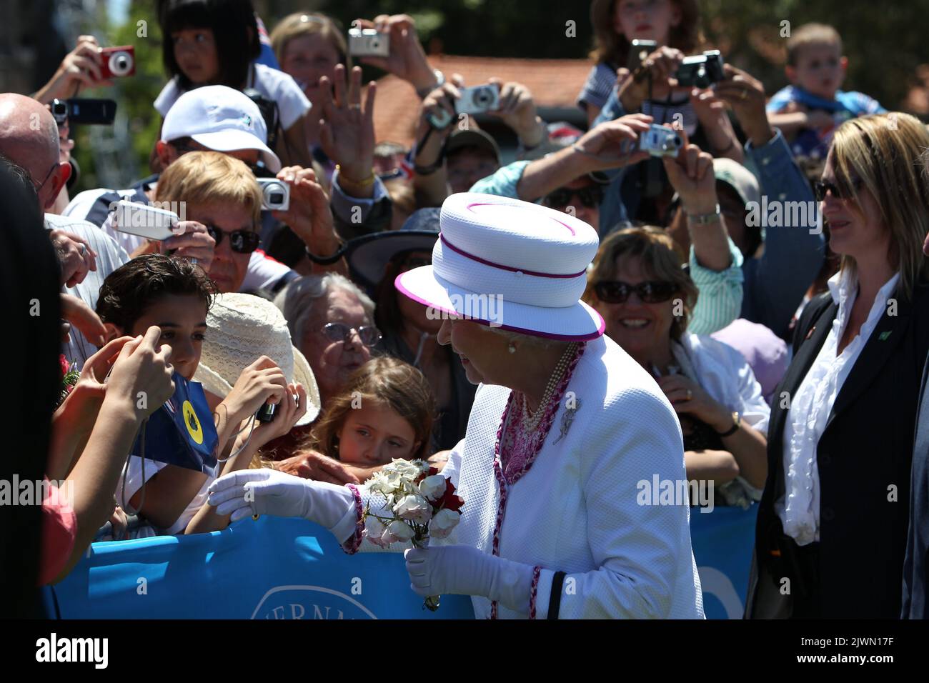 Queen Elizabeth II wanders through the crowd during the Great Aussie ...