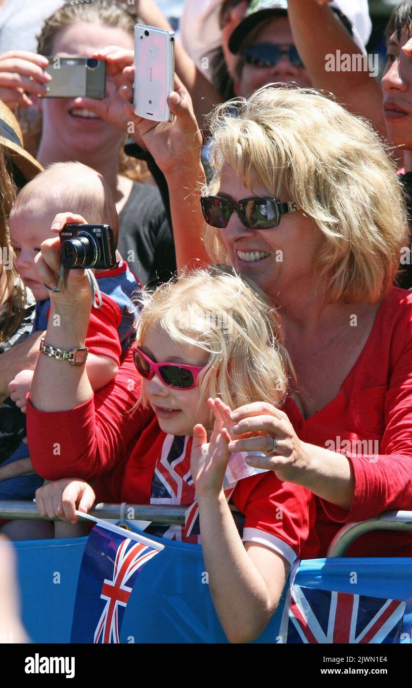 People eager to get a picture of Queen Elizabeth ll during The Big ...