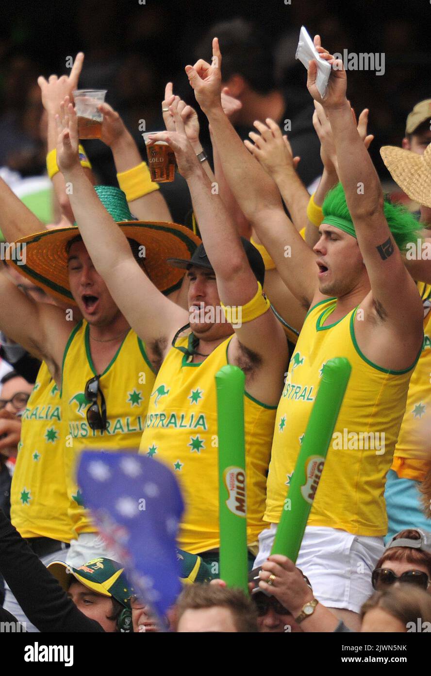 Australian fans cheer during first cricket test between Australia and ...