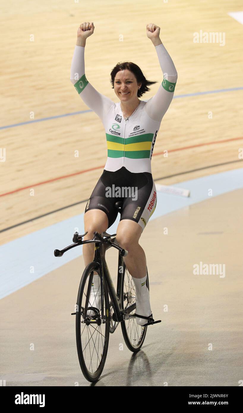 Anna Meares celebrates after winning gold in the Women's 500m time ...