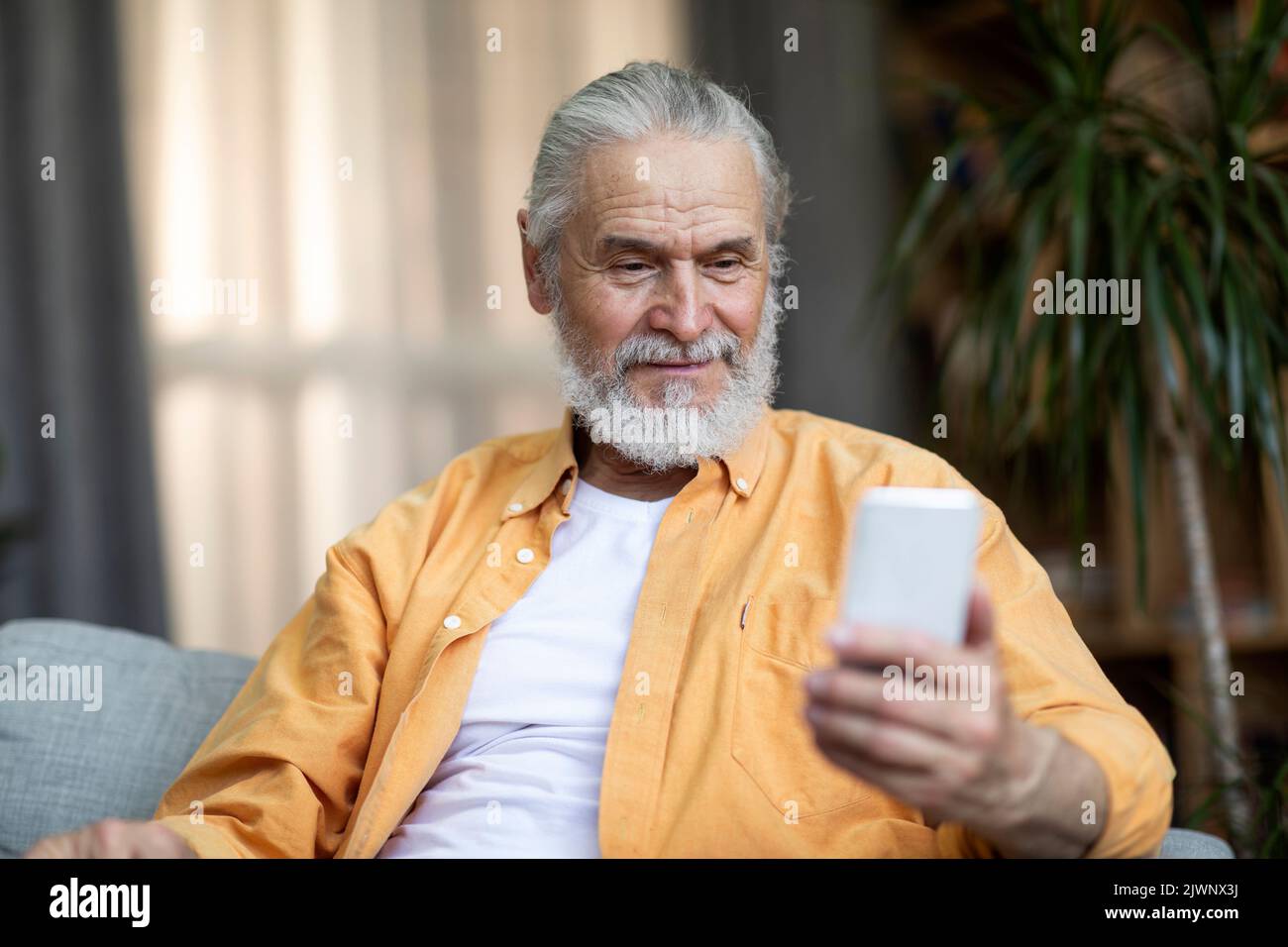 Old man using mobile hi-res stock photography and images - Alamy