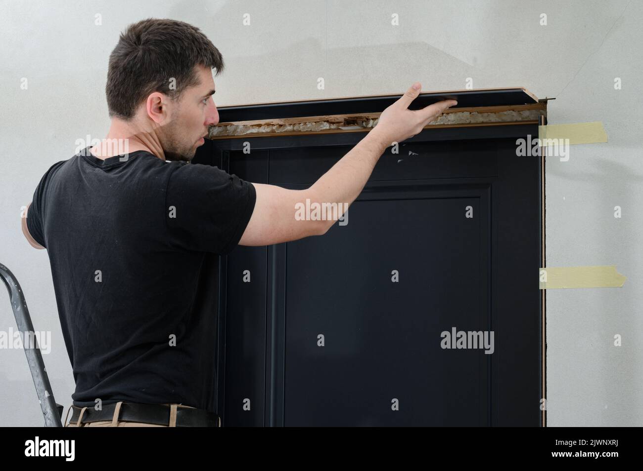 Checking the door frame for evenness of the surface after installation ...