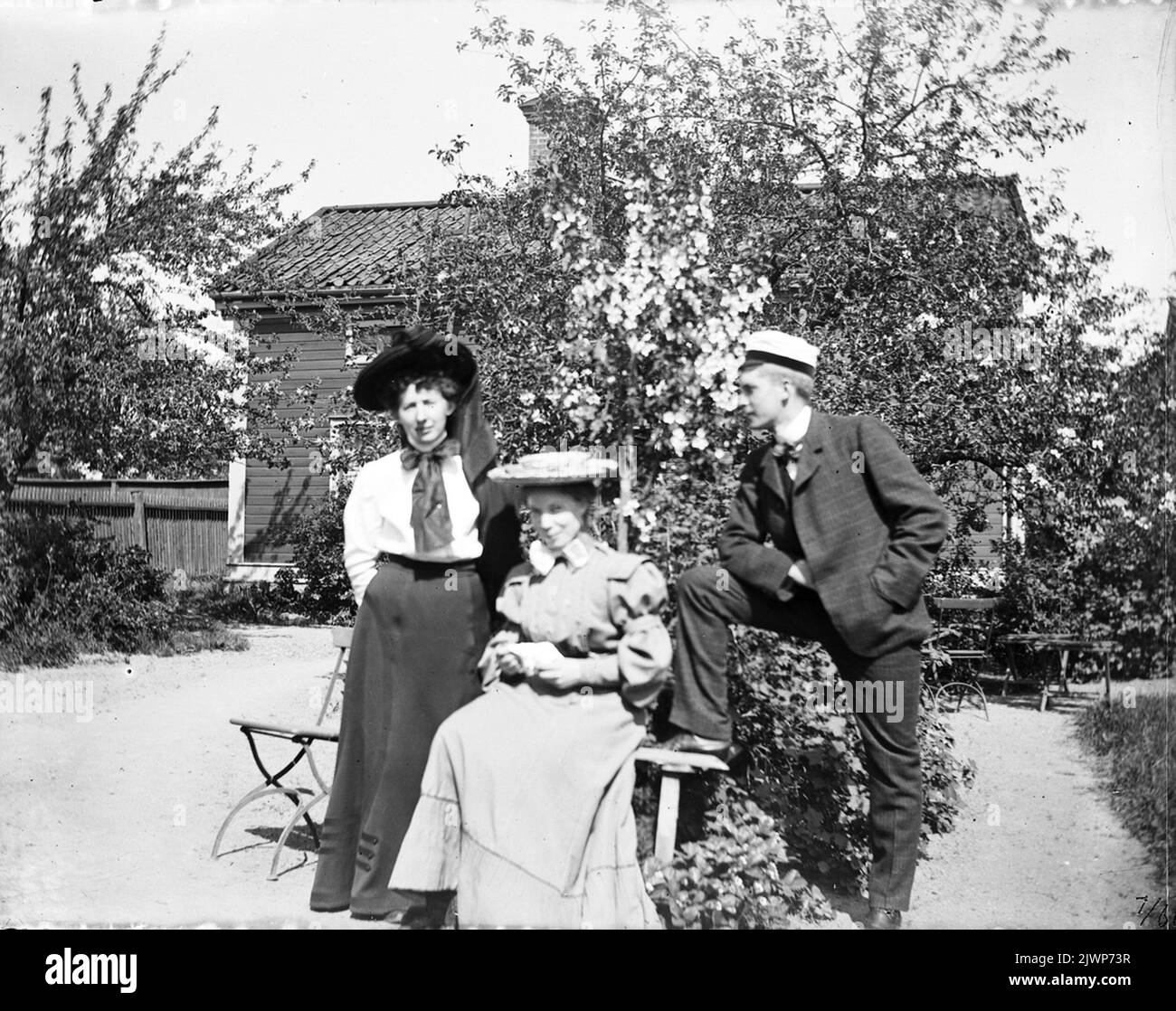 Lillstugan around 1905. From right: Birger Enlund, Gertrud Enlund, Miss ...