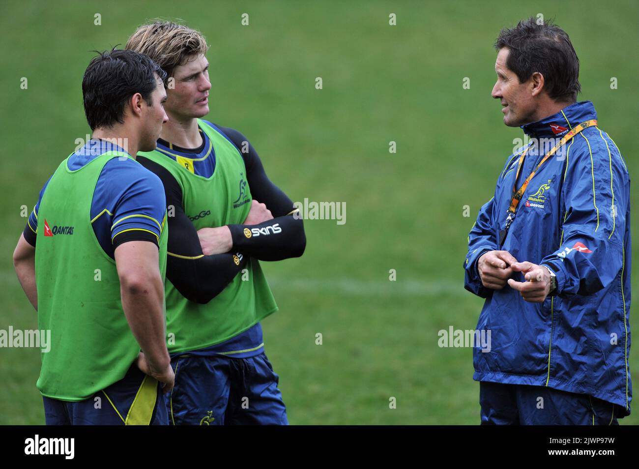 (R to L) Australia rugby union coach Robbie Deans speaks with players ...