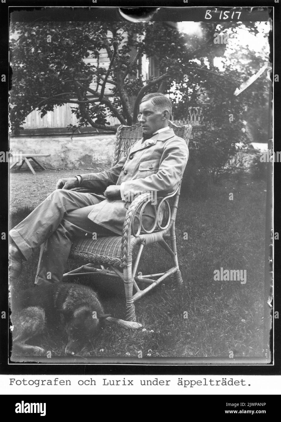 The photographer and Lurix under the apple tree. Fotografen och Lurix ...