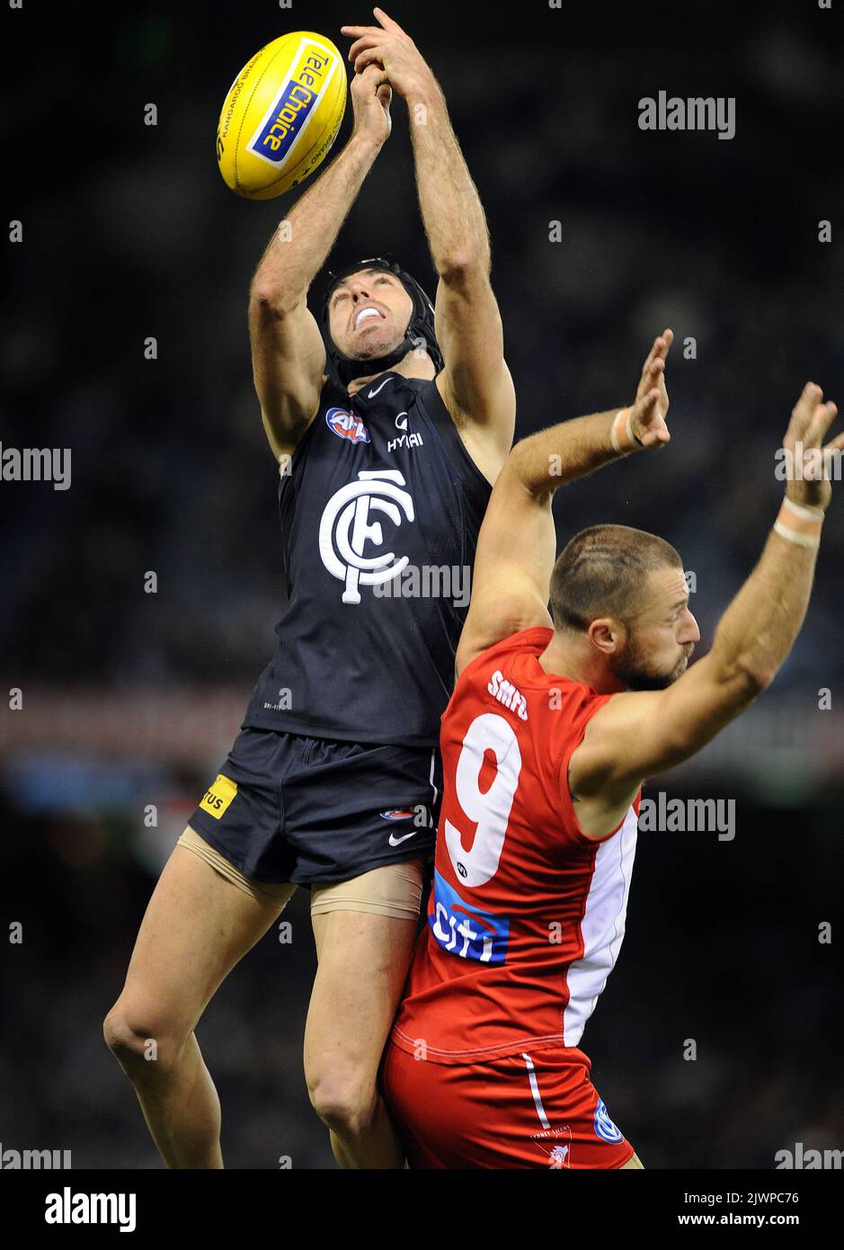 Kade Simpson of Carlton attempts a mark over Nick Malceski of Sydney ...