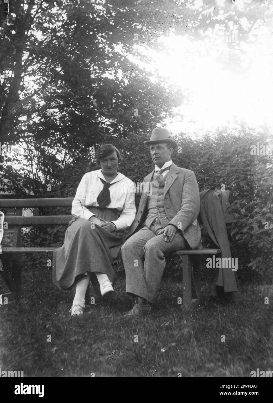 Man sitting on park bench Black and White Stock Photos & Images - Alamy