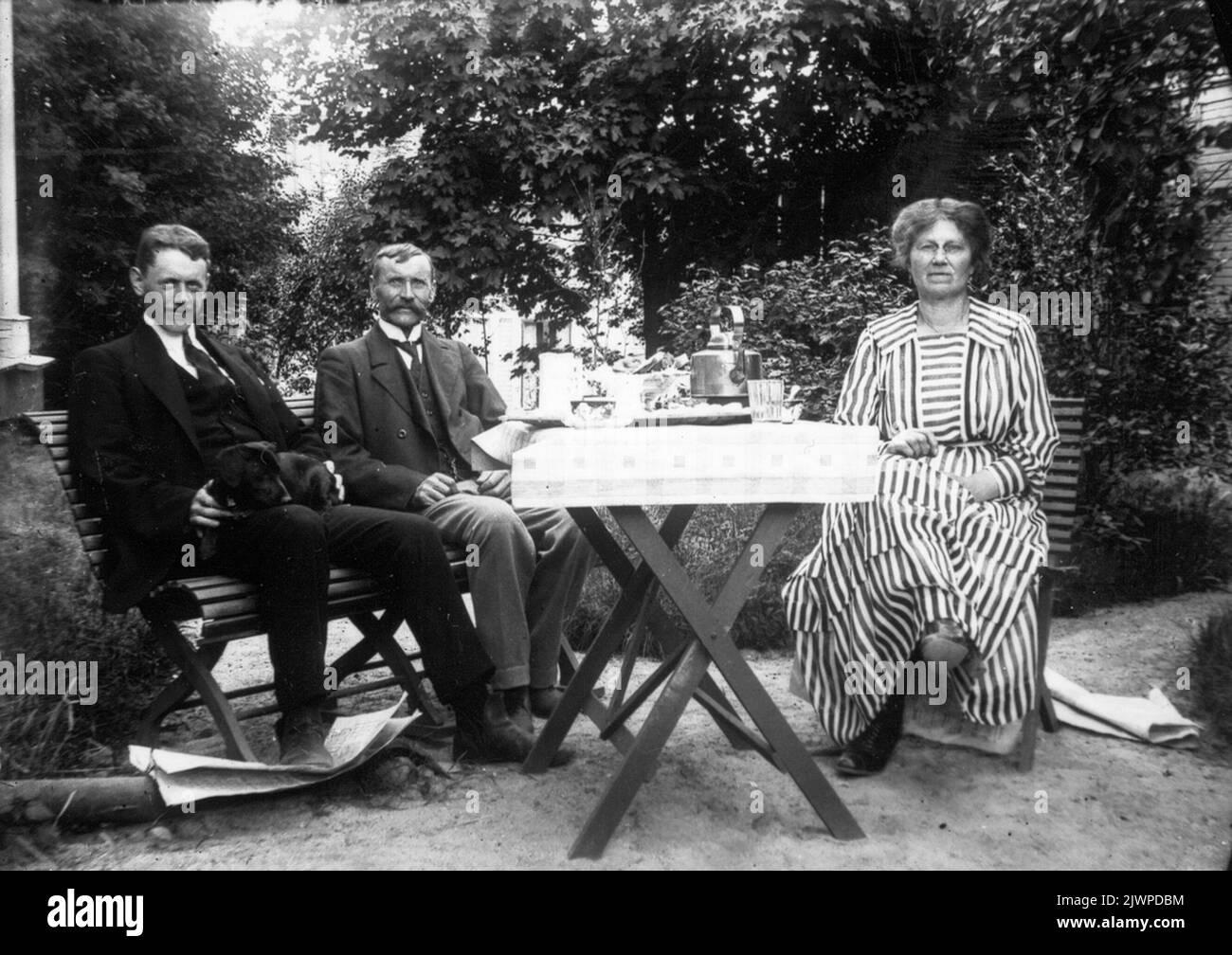 Coffee in the garden, three people. Kaffe i trädgården, tre personer ...
