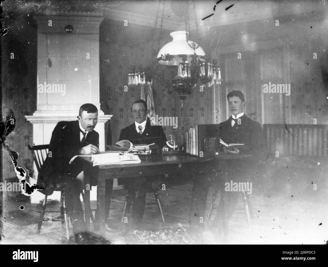 Gentlemen at tables. Herrar vid bord Stock Photo - Alamy