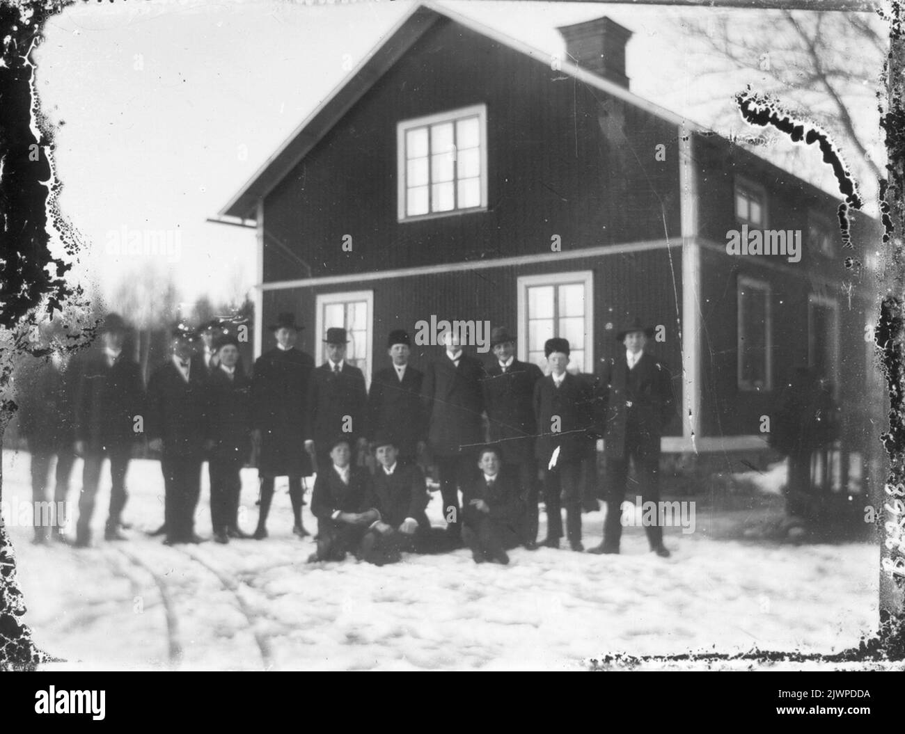 Group picture with house in the background. Gruppbild med hus i ...