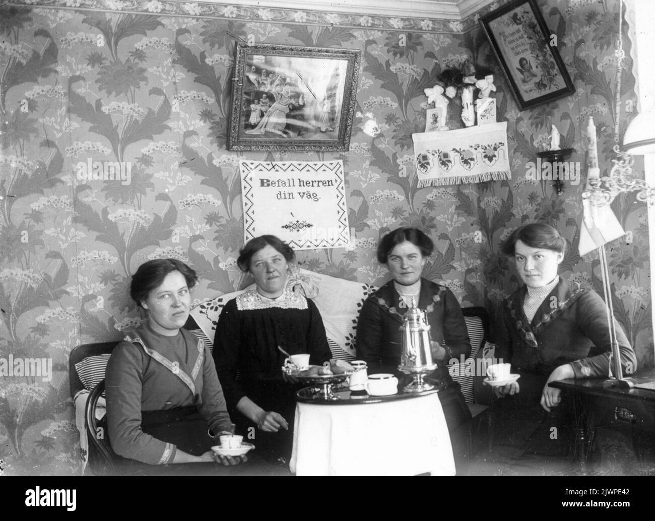 Four women drink coffee. Fyra kvinnor dricker kaffe Stock Photo - Alamy