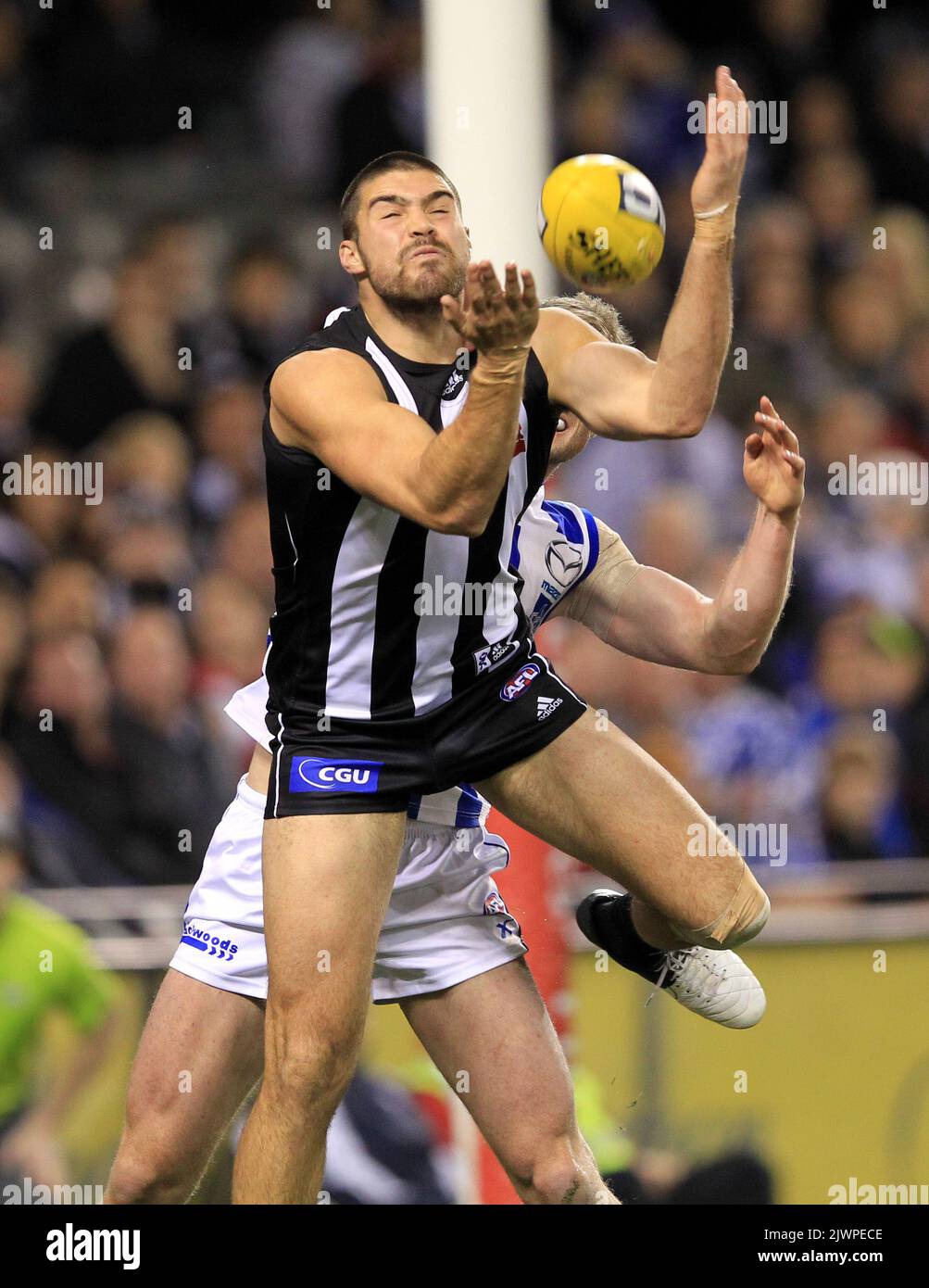 Chris Dawes goes for the ball for Collingwood in the round twenty one ...