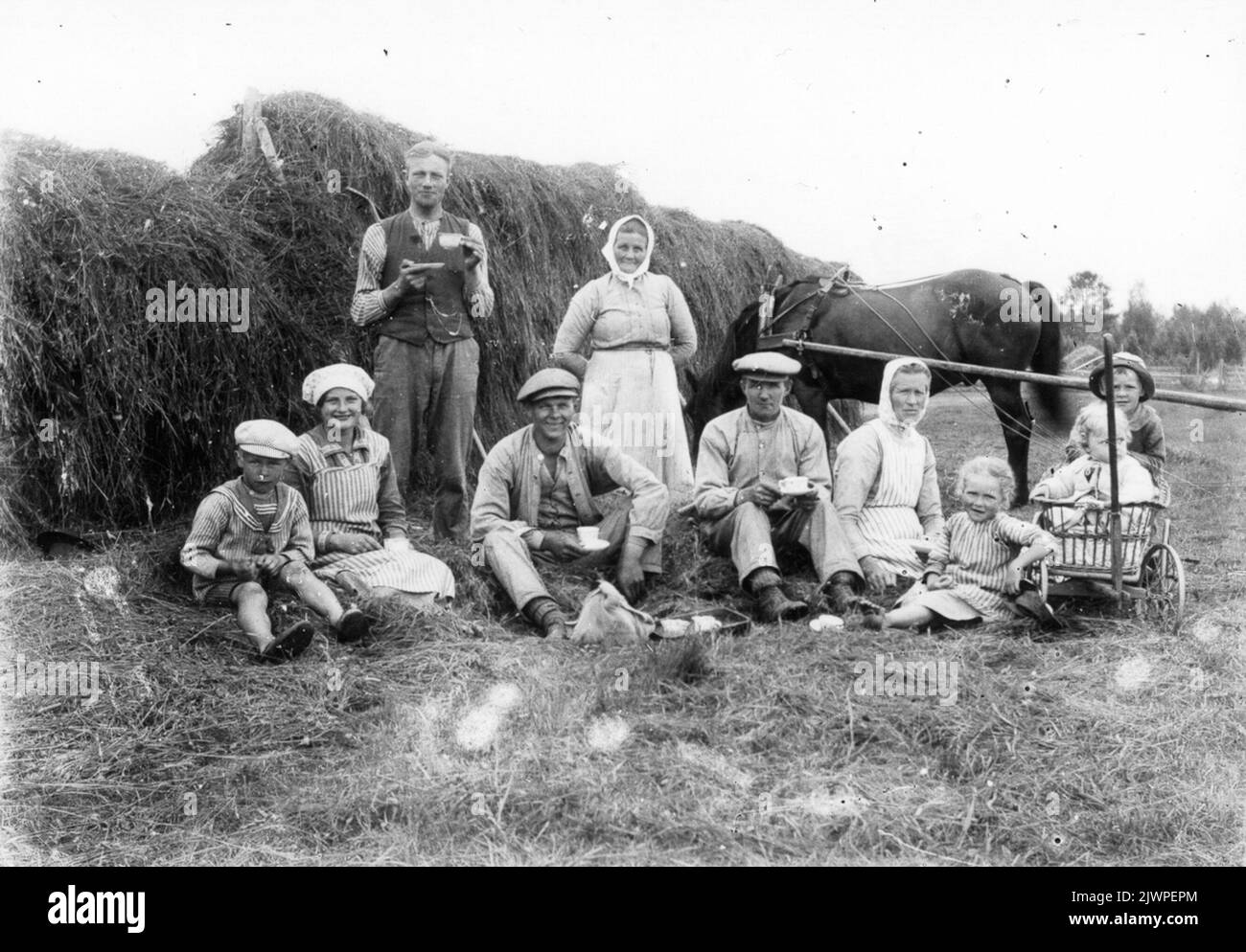 Pause in the mowing work. Paus i slåtterarbetet Stock Photo - Alamy