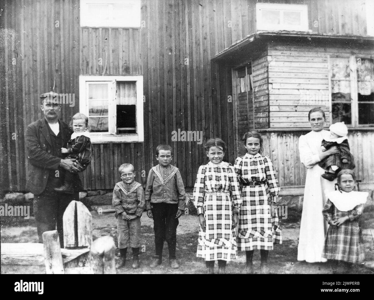 Family image, nine people. Familjebild, nio personer Stock Photo - Alamy