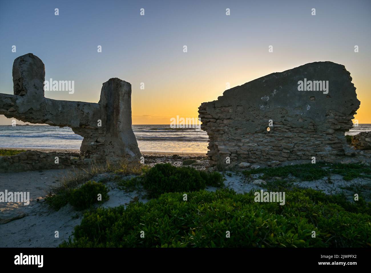 Beach with ruins hi-res stock photography and images - Alamy