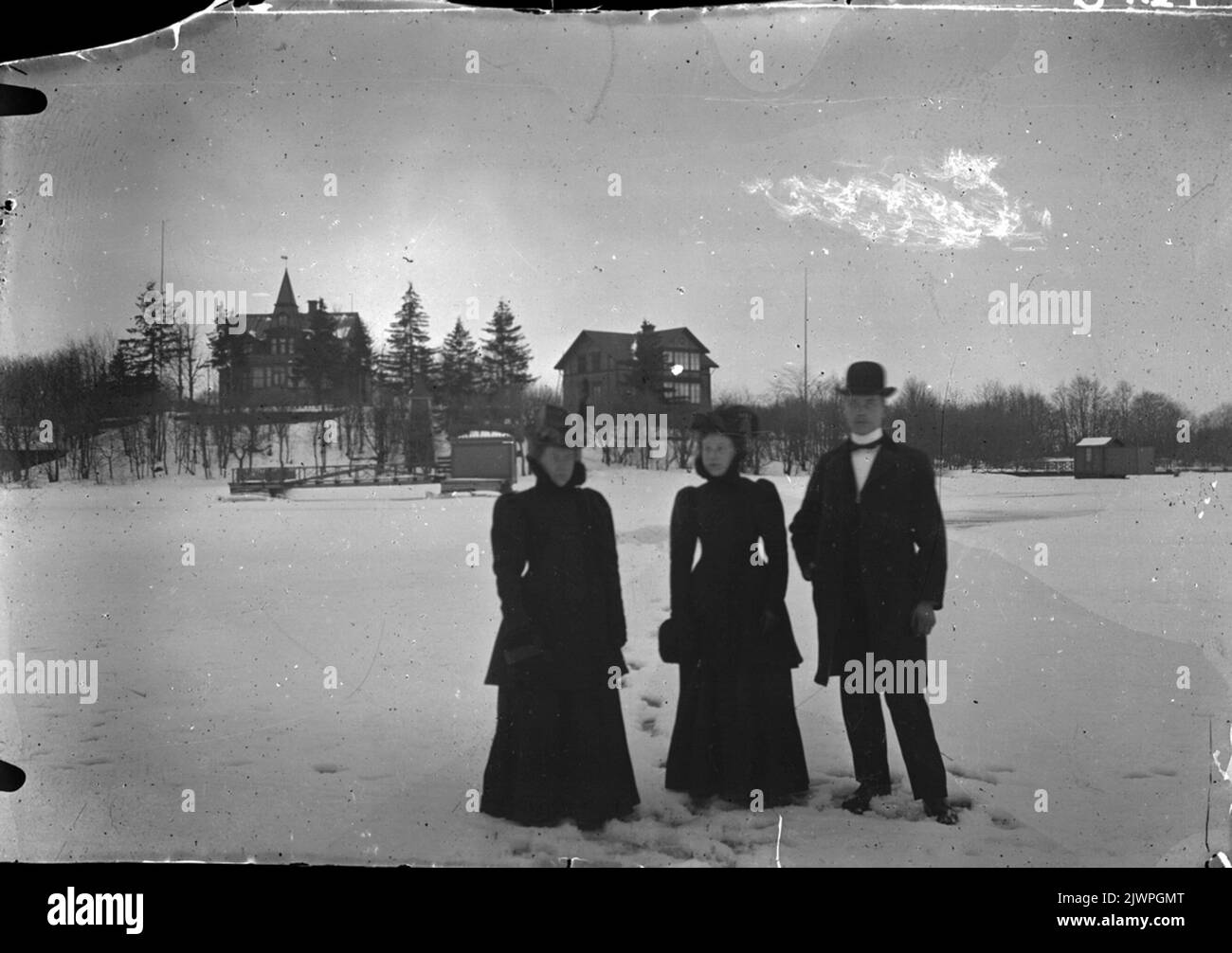 Winter image, two women, one man. Vinterbild, två kvinnor, en man Stock ...