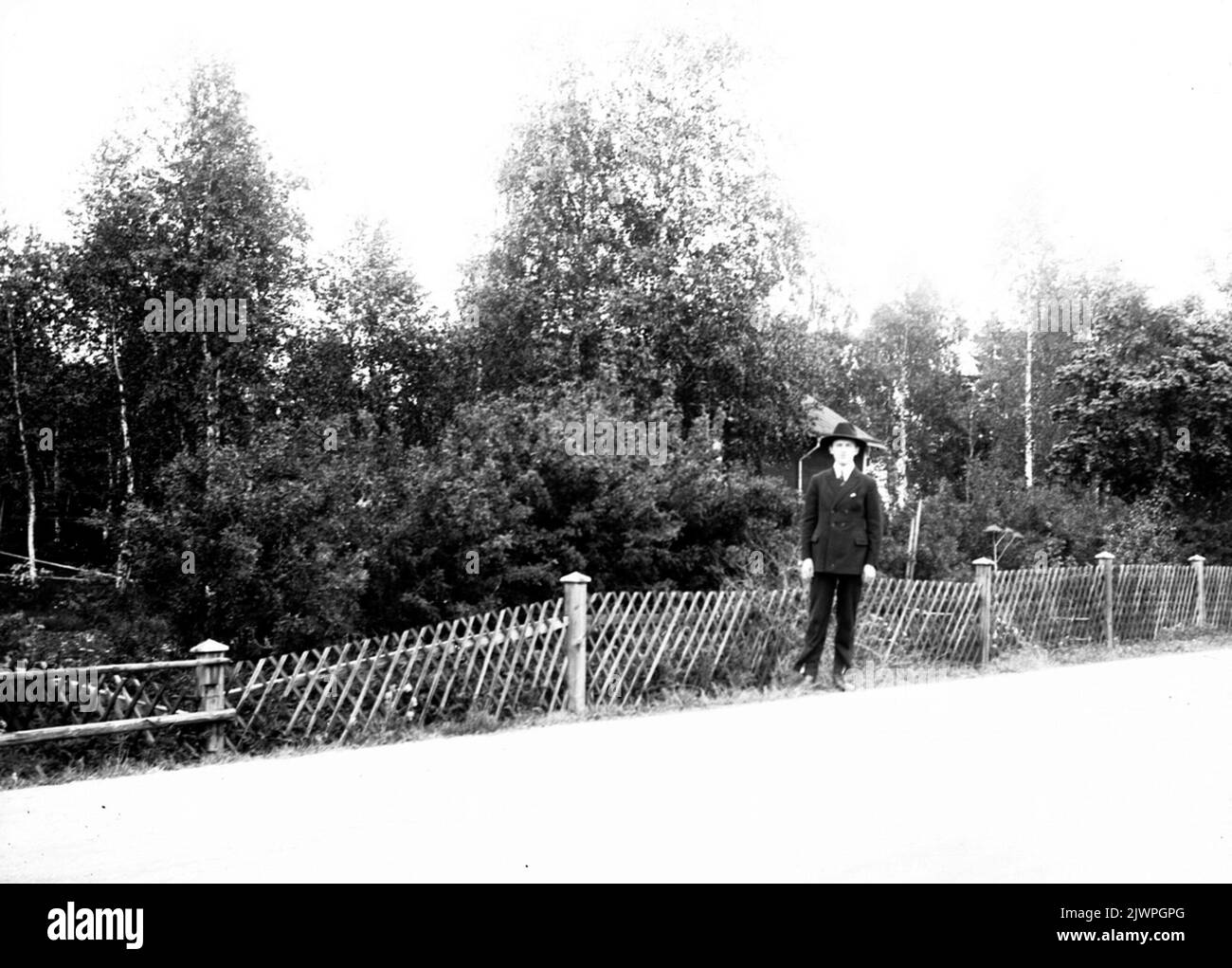 Man at the fence. Man vid staket Stock Photo - Alamy