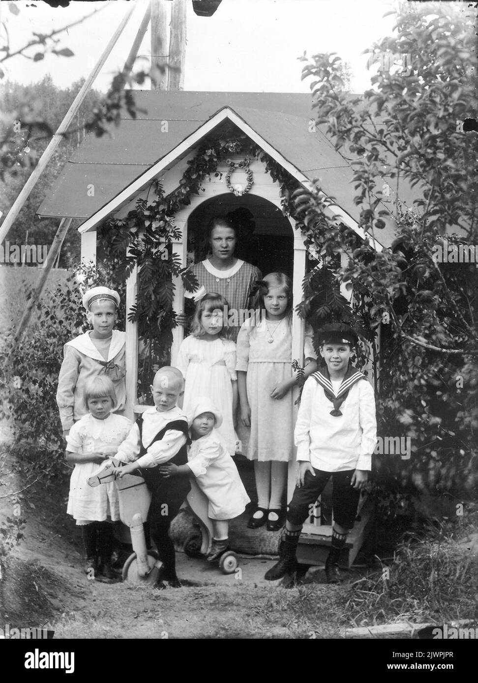 The playhouse in "Oppigårds" in Östansjö. The woman at the back is ...