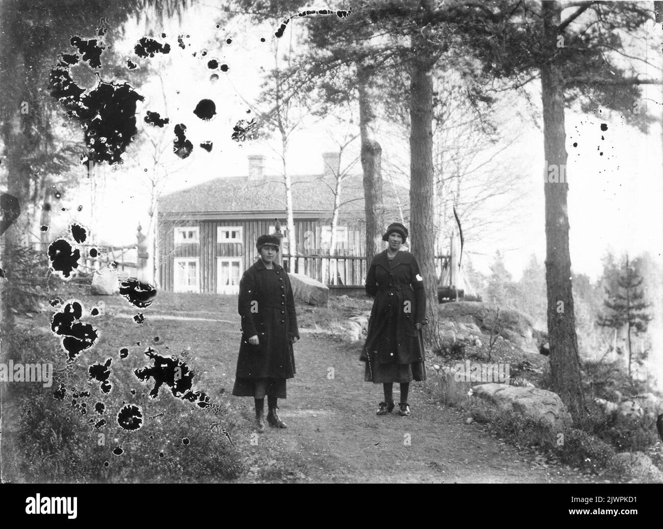 Elvira and Ester, daughters to Per and Anna Lindberg. Elvira och Ester ...