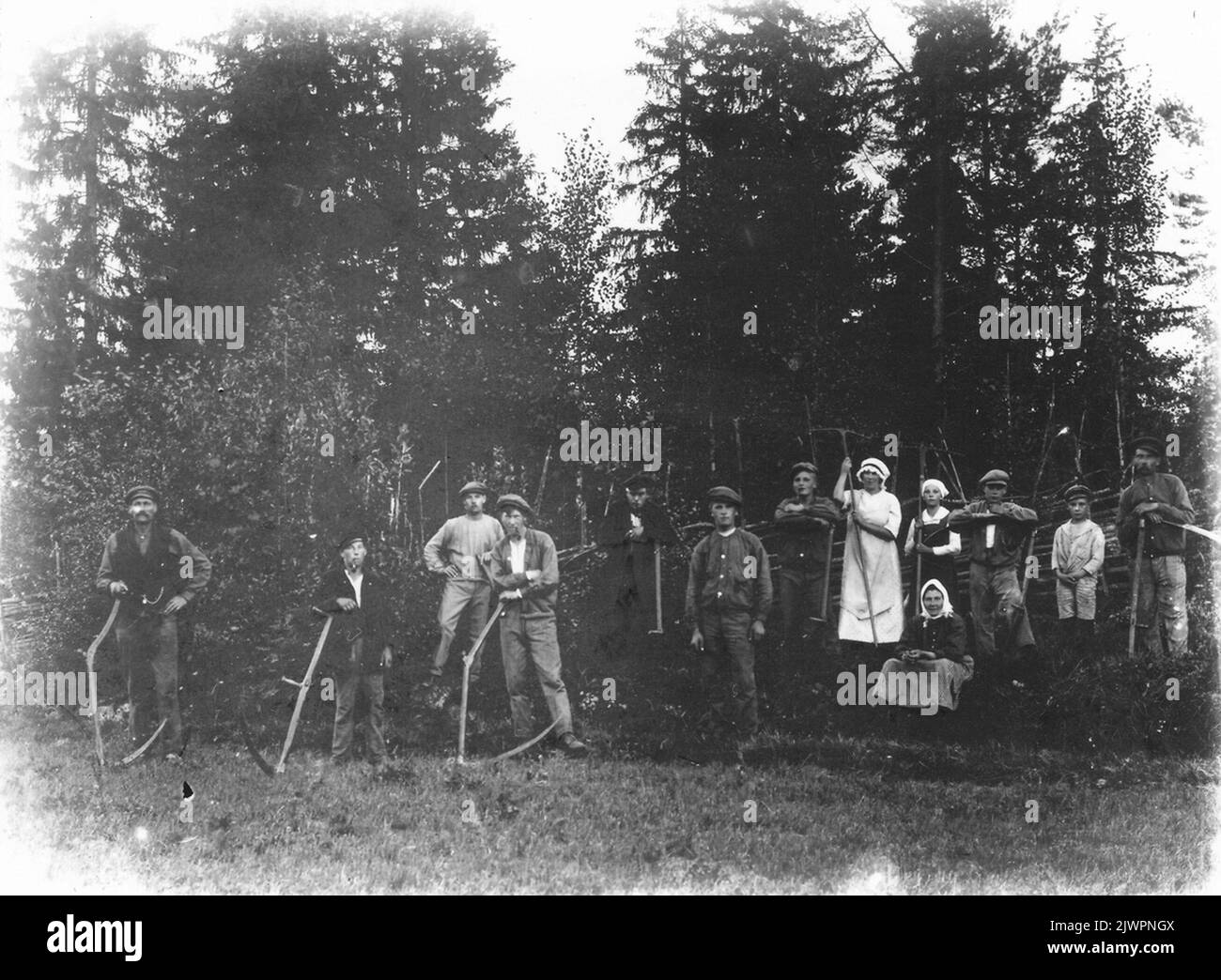 The woman sitting is Anna Lindberg, behind her in white stands Ester ...