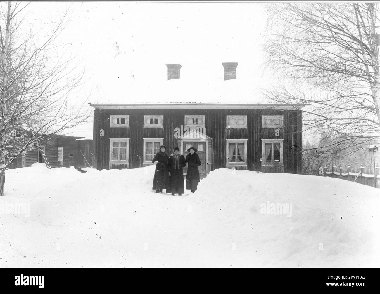 Berggården "In Östansjö. The woman in the middle is Anna Lindberg (wife ...