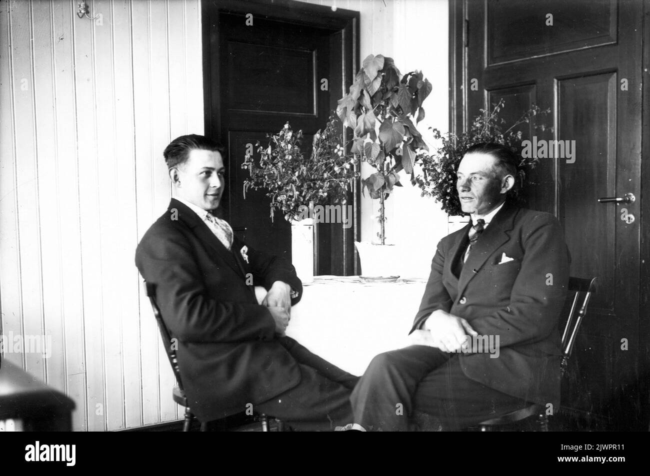 Sitting at the table, to the left Per Lindgren, Vallsbo, to the right ...