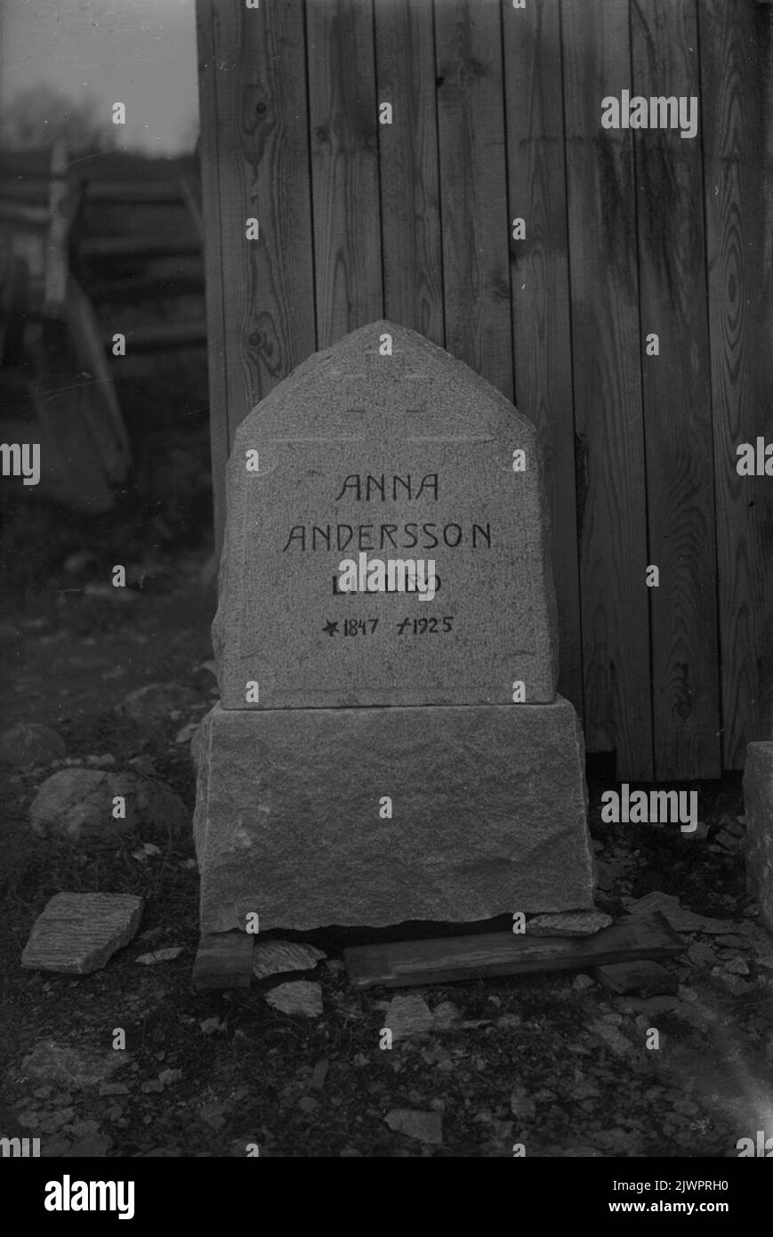 Grave stone with text "Anna Anderssson Lillbo *1847 +1925". Gravsten ...