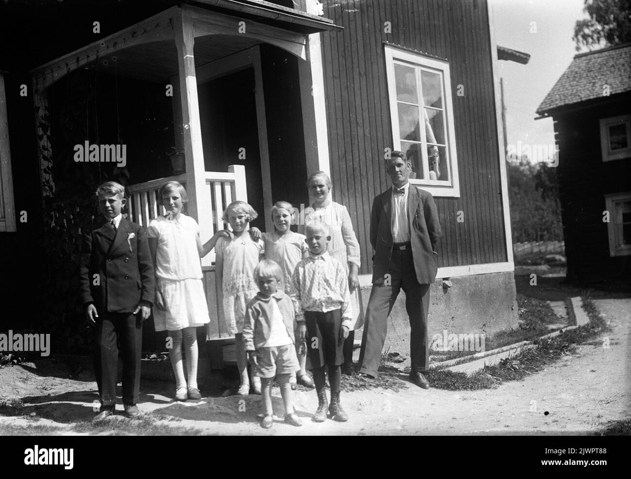 Family outside residential buildings. Familj utanför bostadshus Stock ...