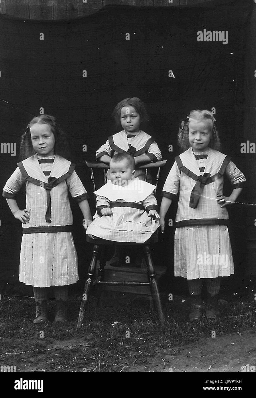 Four unknown children hi-res stock photography and images - Alamy