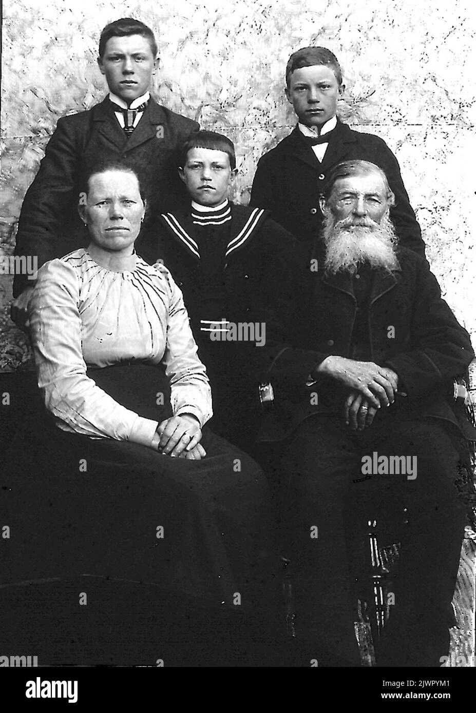 Backåkers "in Sörbo. From left: Jonas, born 1887, Lars born 1888, Karin ...