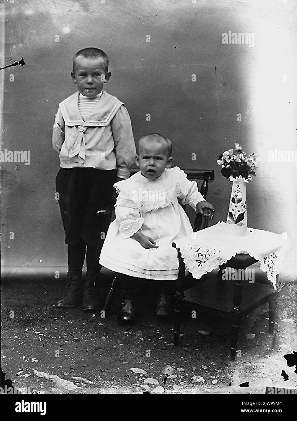 Two unknown children hi-res stock photography and images - Alamy