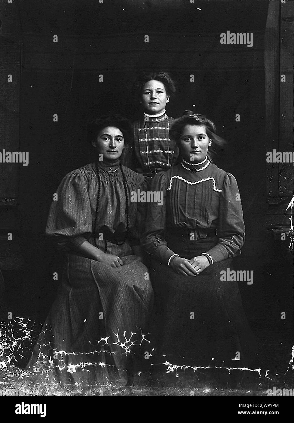 Three unknown young women. Tre okända unga kvinnor Stock Photo - Alamy