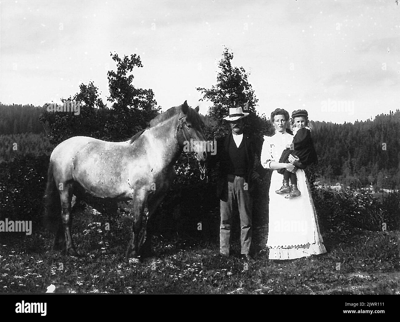 Unknown family by horse. Okänd familj med häst Stock Photo - Alamy