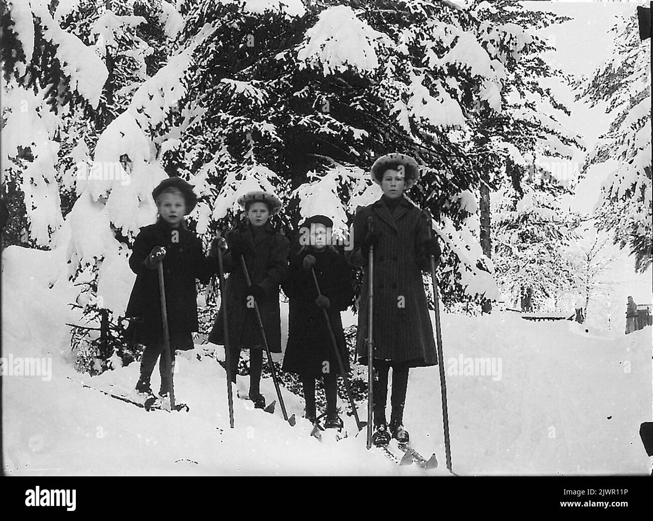 From left: Unknown girl, Elvira Lindberg, unknown girl, Ester Lindberg ...