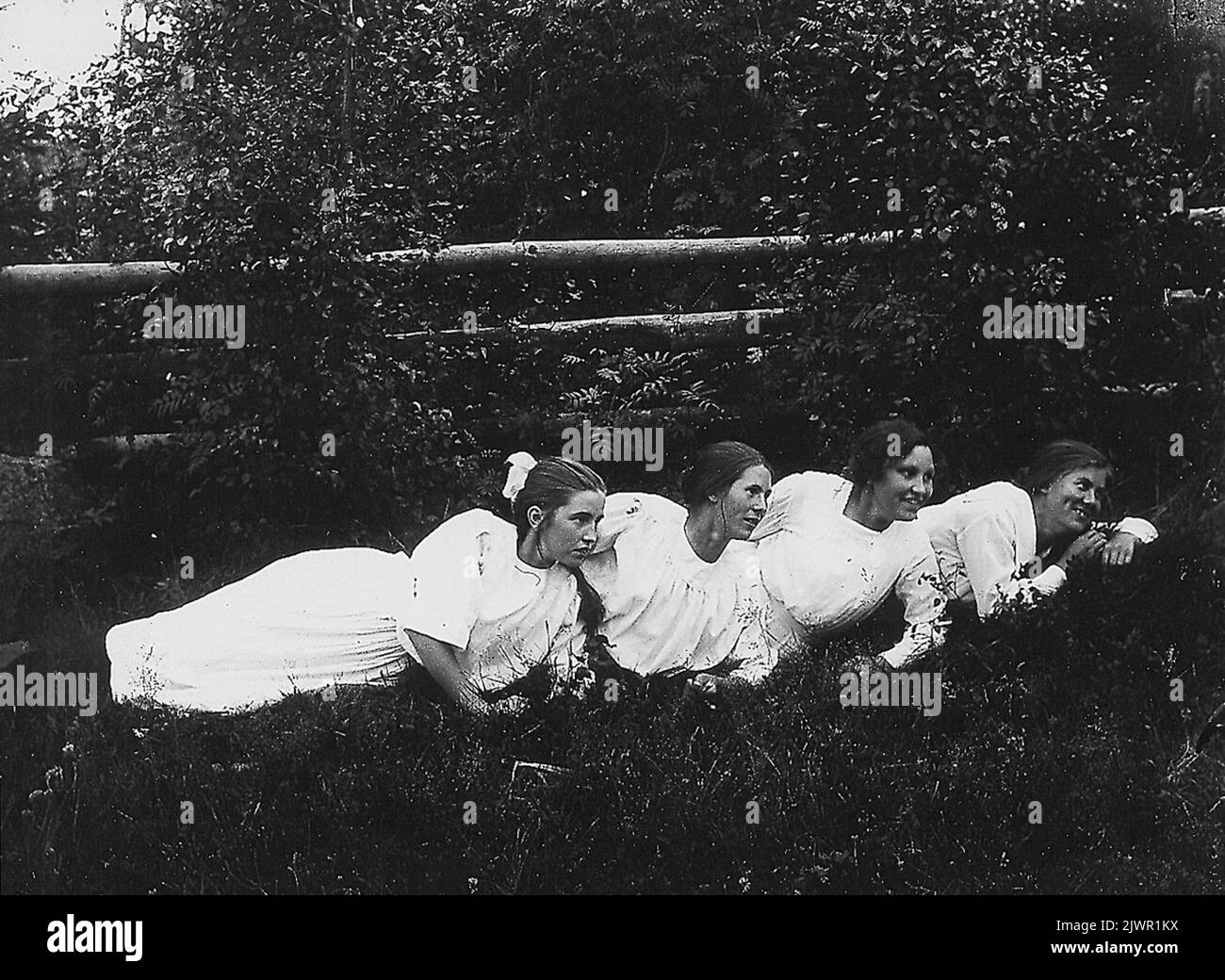 Four unknown women are outstretched. Fyra okända kvinnor ligger ...