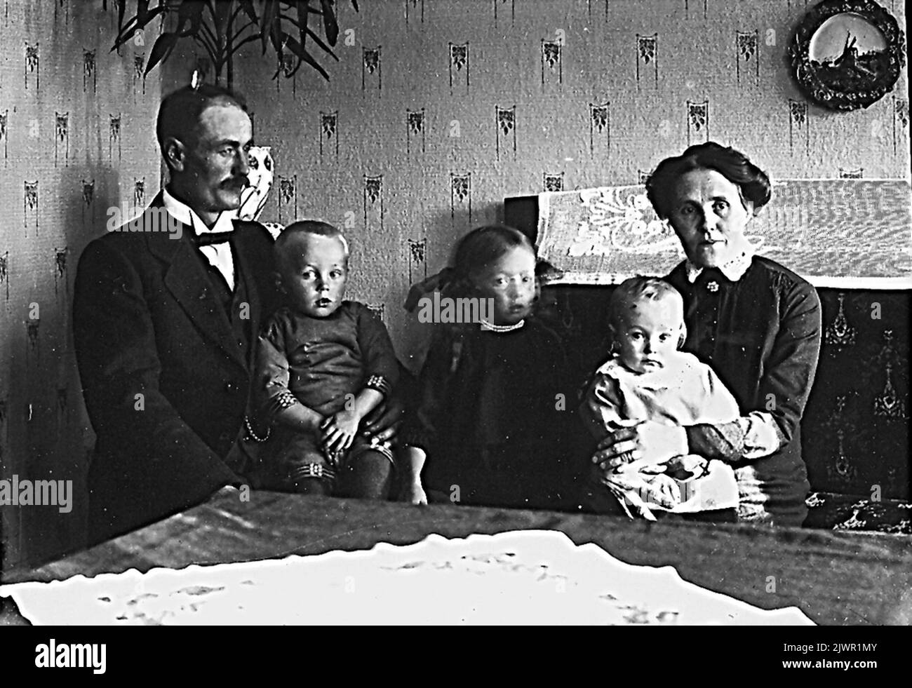 Unknown family. Okänd familj Stock Photo - Alamy