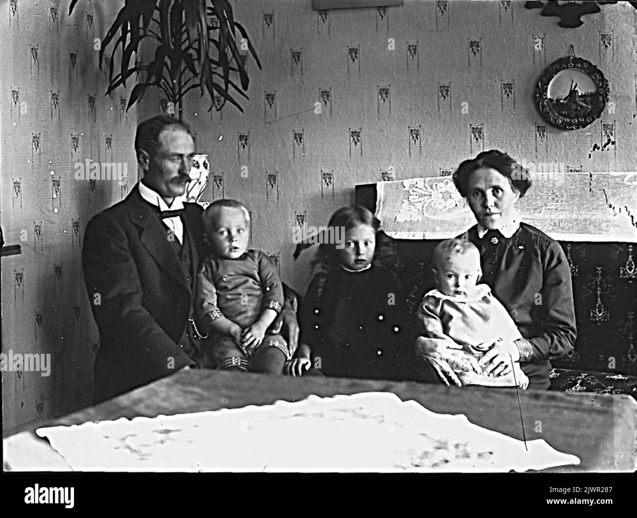 Unknown family. Okänd familj Stock Photo - Alamy