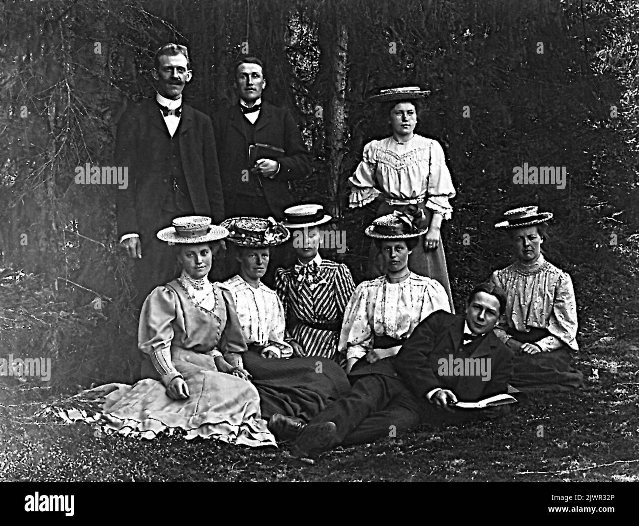 The man standing at the far left is David Edlund. Mannen stående längst ...