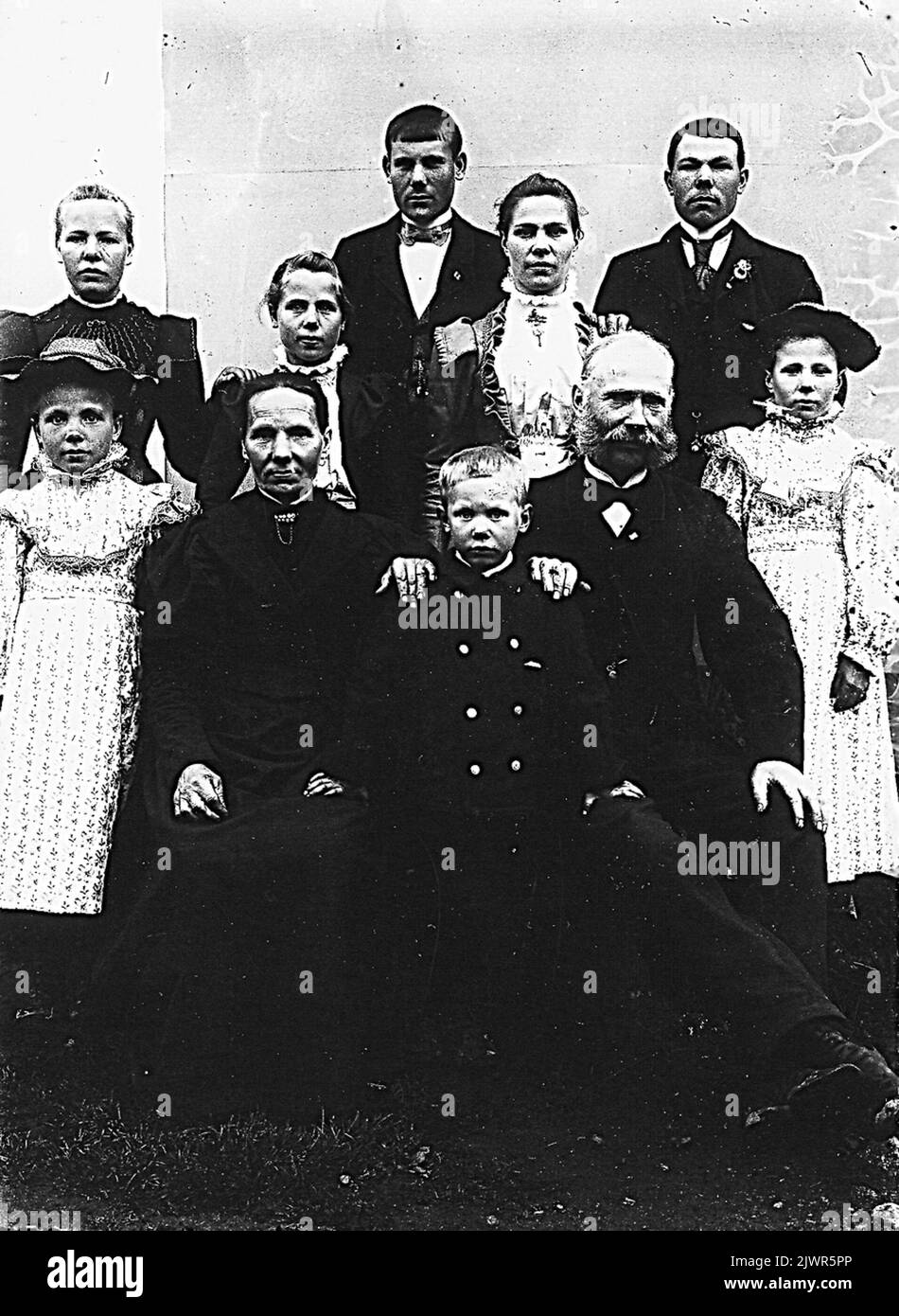 Unknown family group. Okänd familjegrupp Stock Photo - Alamy