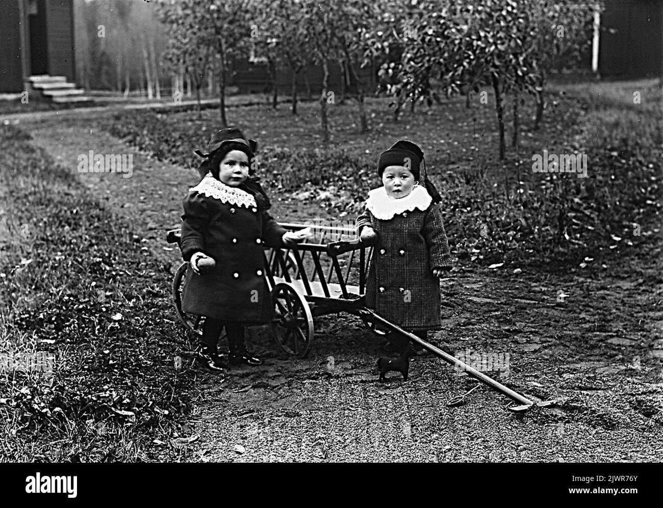 Playing children. Lekande barn Stock Photo - Alamy
