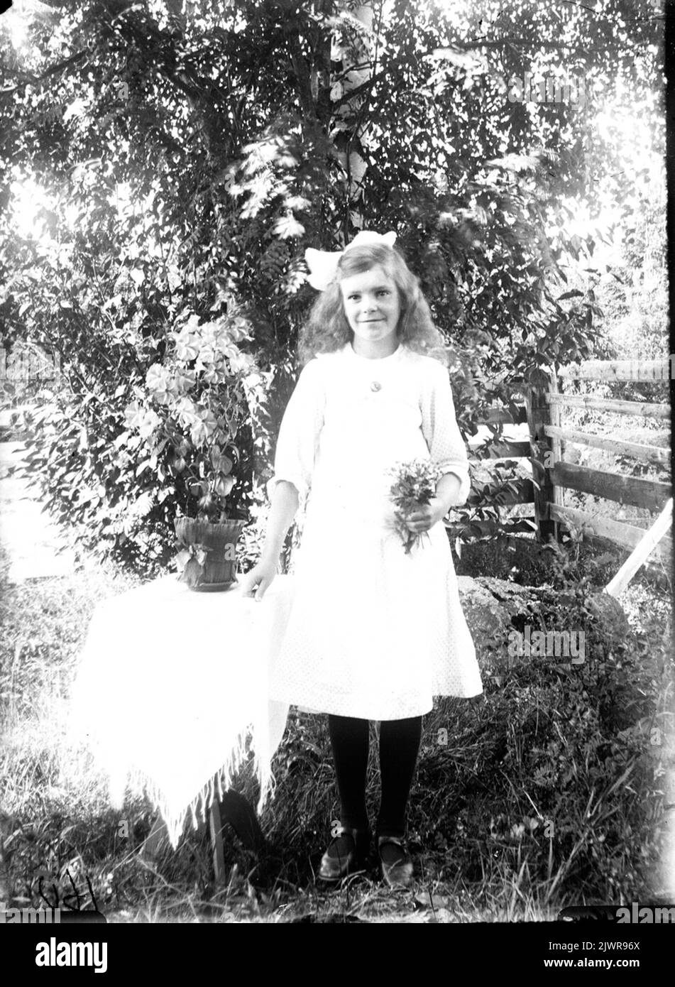 The girl in the picture is Mary Svedberg, Annefors. Flickan på bilden ...