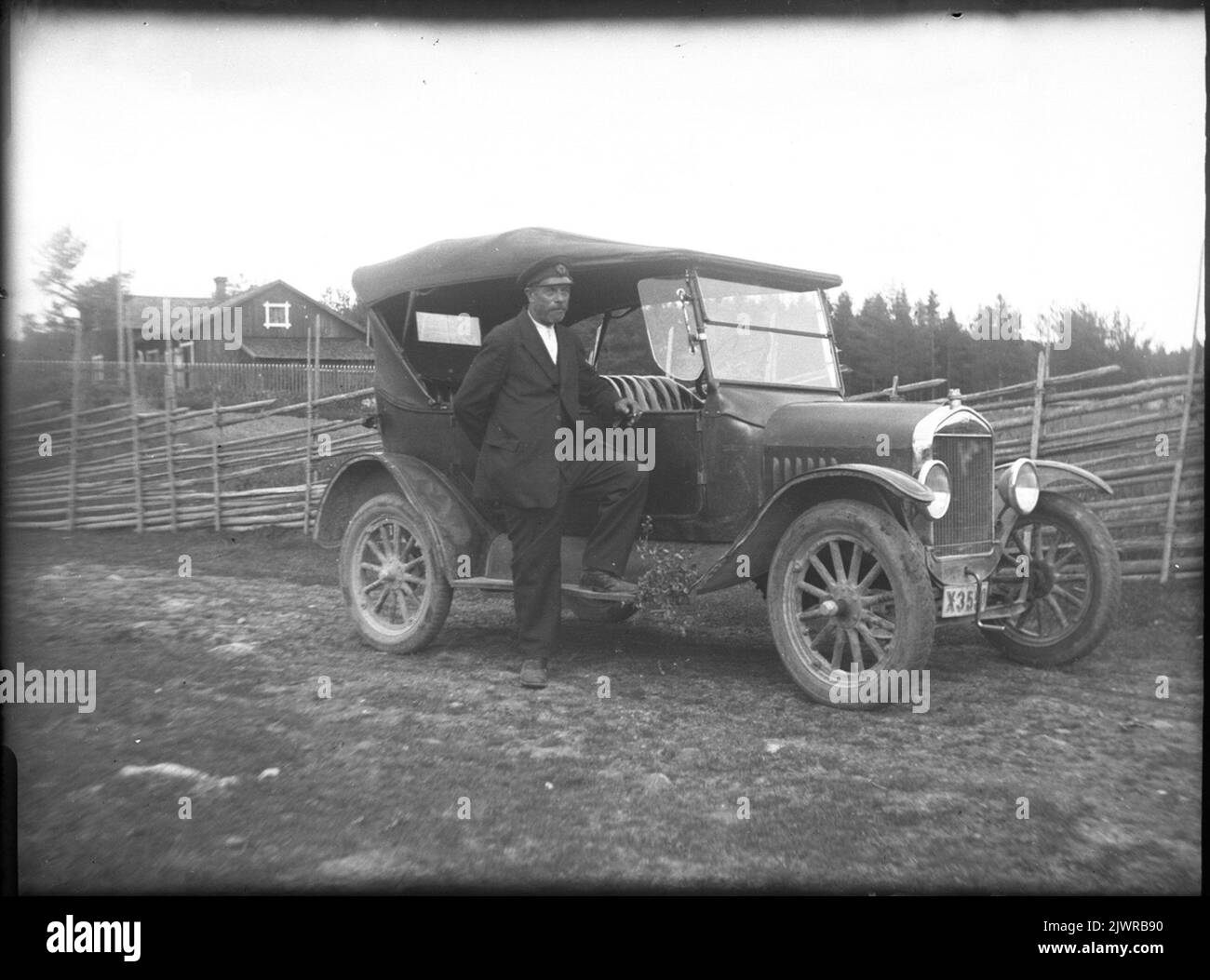The man by the car is unknown. Mannen vid bilen är okänd Stock Photo ...