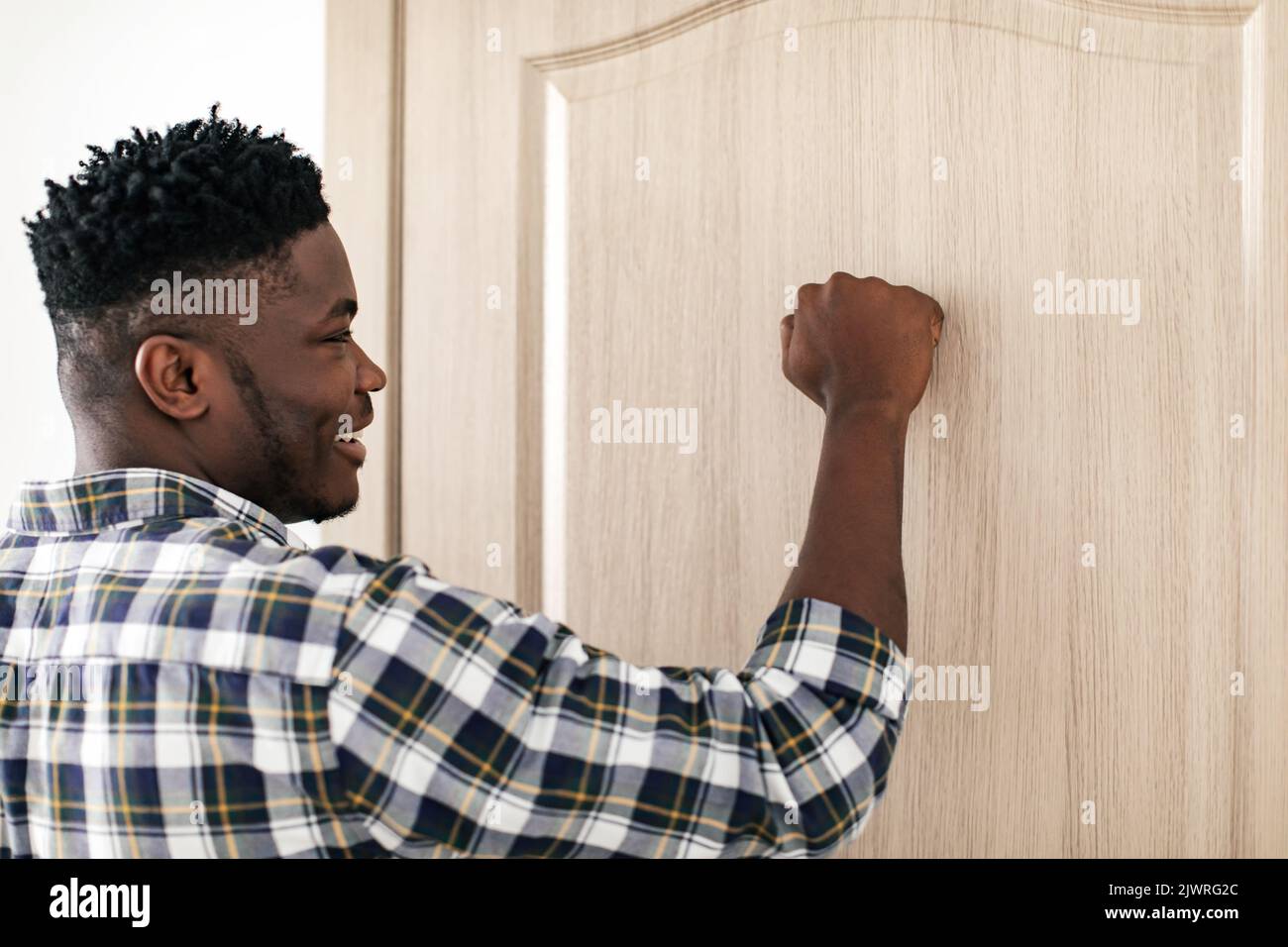 Side profile man standing door hi-res stock photography and images - Alamy