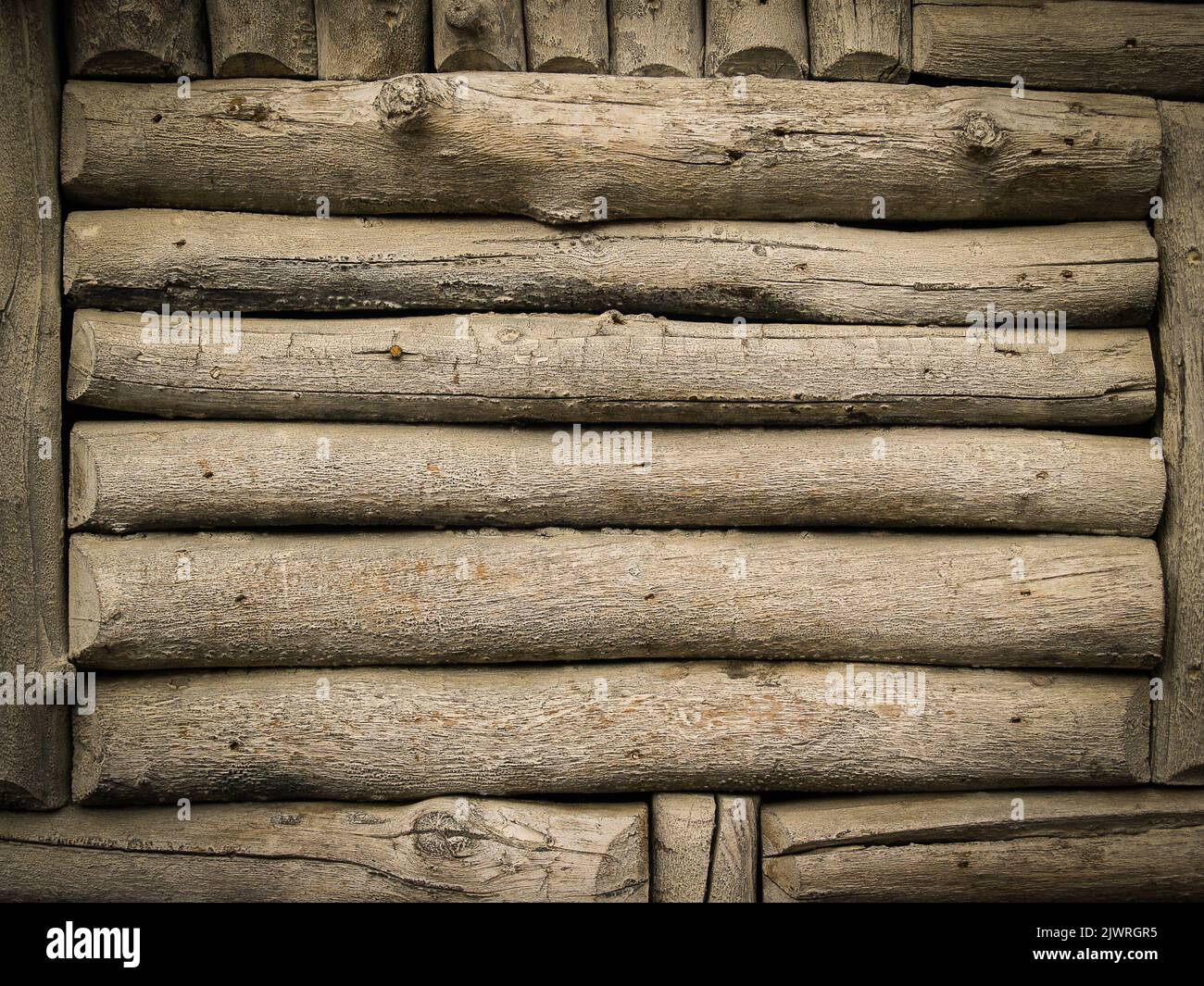 Logs horizontal and vertical in log-cabin wall pattern closeup Stock ...