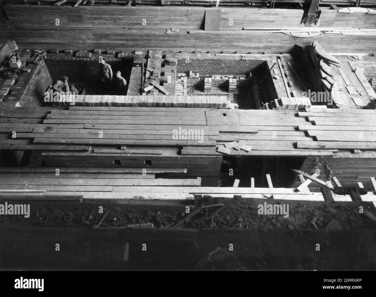 Construction site steel building 1950s hi-res stock photography and ...